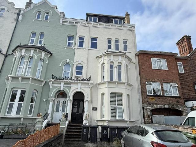 2 bedroom flat for sale