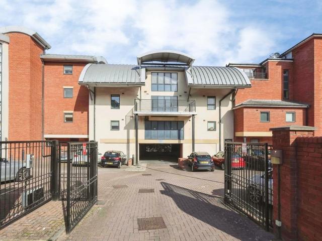 2 bedroom flat for sale