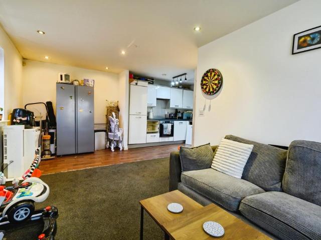 2 bedroom flat for sale