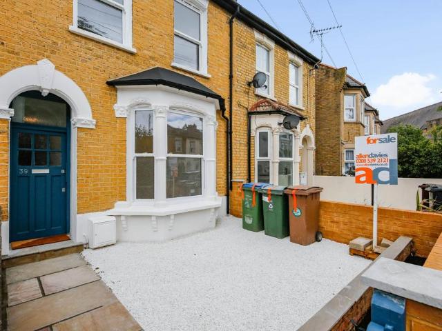 2 bedroom flat for sale