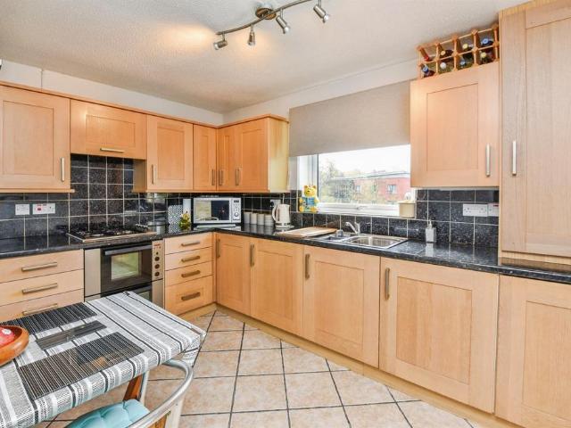 2 bedroom flat for sale