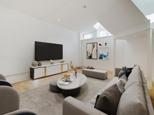 2 bedroom flat for sale
