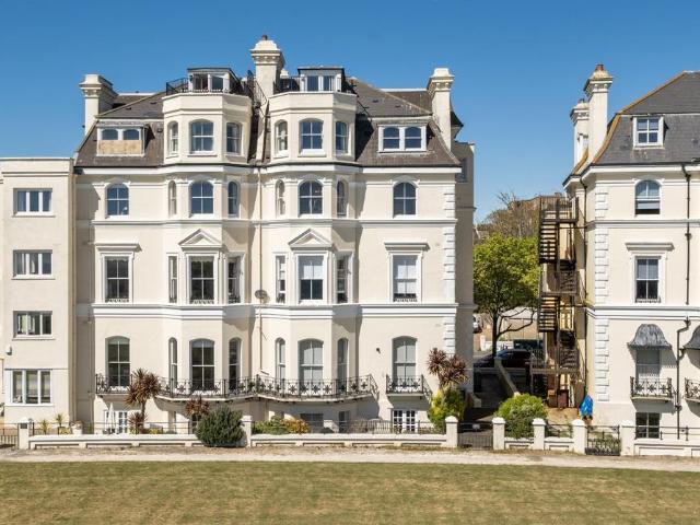 2 bedroom flat for sale