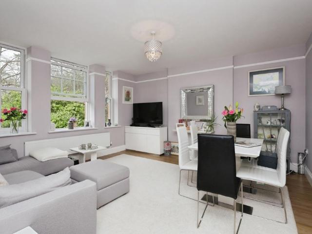 2 bedroom flat for sale