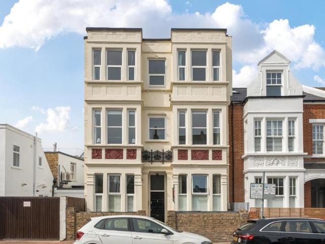 2 bedroom flat for sale
