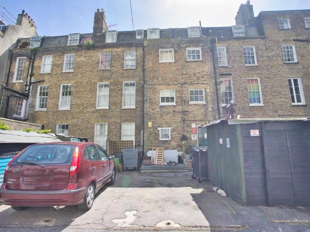 2 bedroom flat for sale