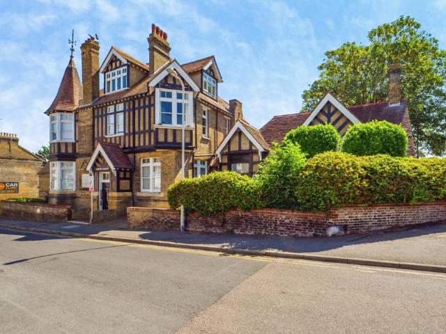 2 bedroom flat for sale
