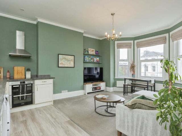 2 bedroom flat for sale