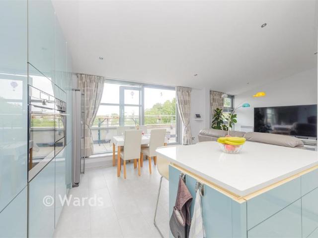 2 bedroom flat for sale