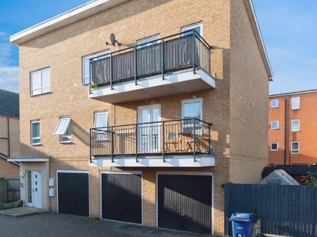 2 bedroom flat for sale
