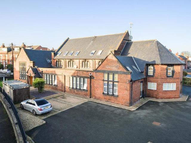 2 bedroom flat for sale