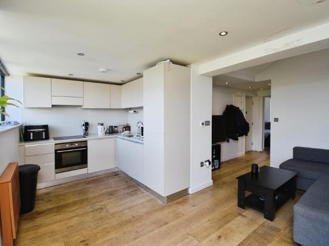 2 bedroom flat for sale