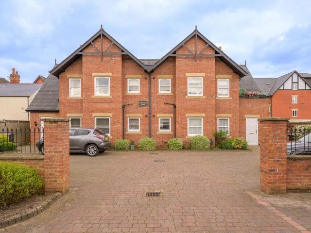2 bedroom flat for sale
