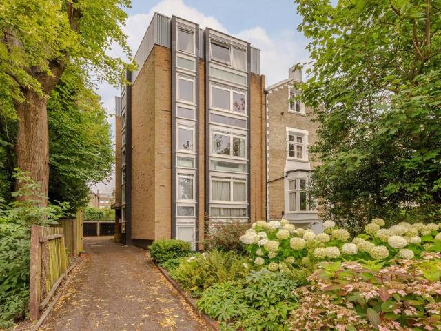2 bedroom flat for sale