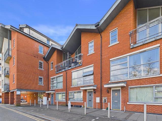 3 bedroom flat for sale