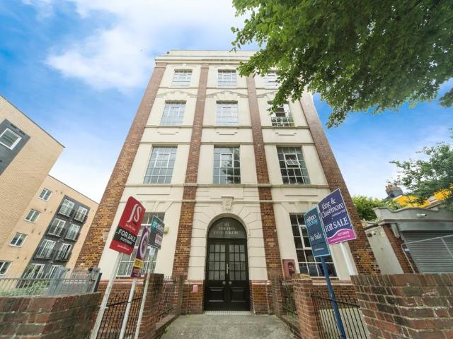 2 bedroom flat for sale