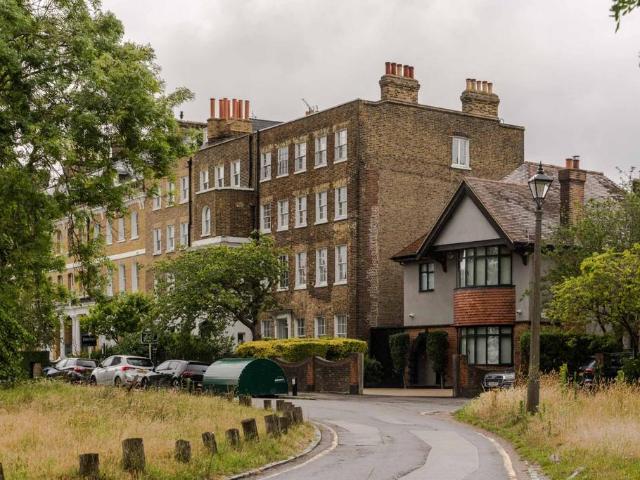 2 bedroom flat for sale