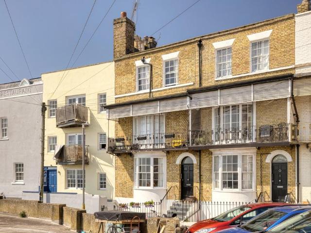 2 bedroom flat for sale