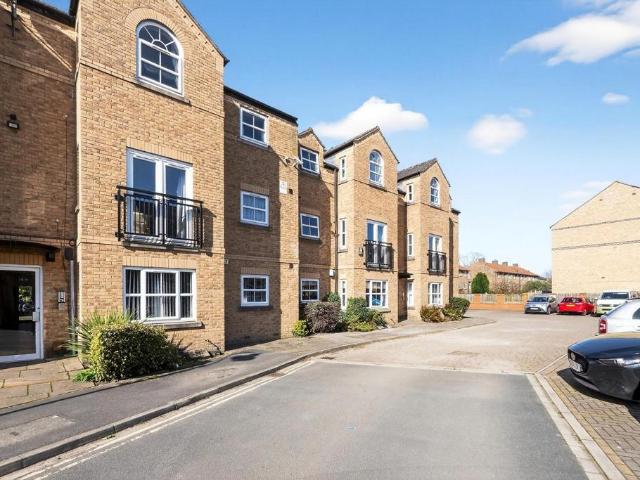 2 bedroom flat for sale