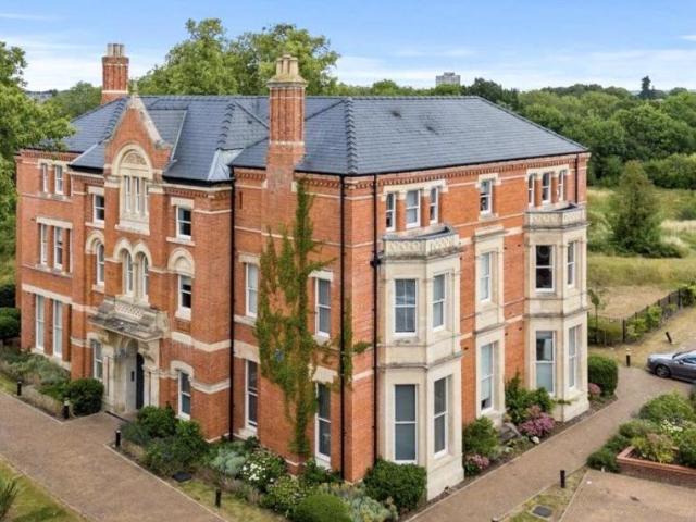 2 bedroom flat for sale