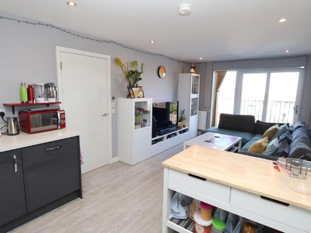 2 bedroom flat for sale