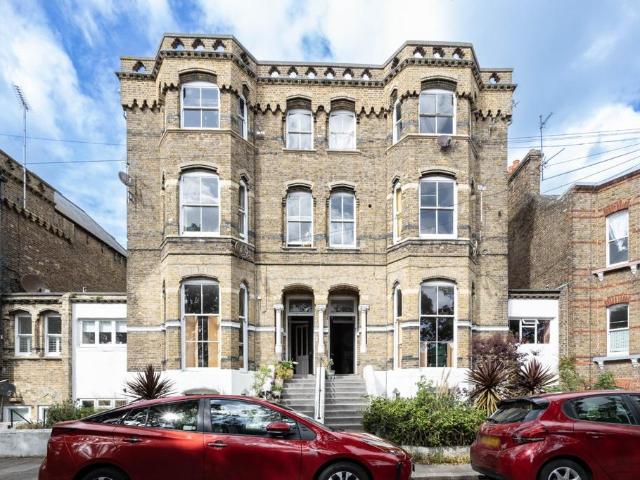 2 bedroom flat for sale