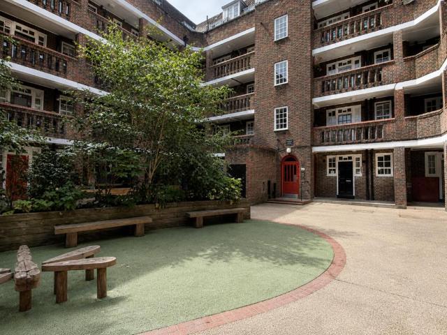 2 bedroom flat for sale