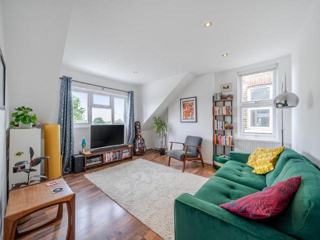 2 bedroom flat for sale