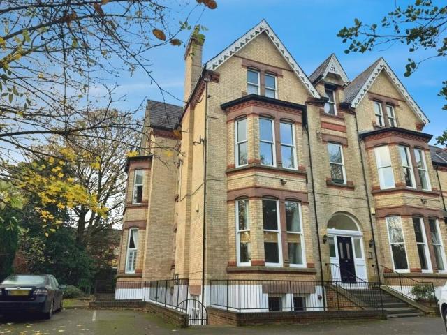2 bedroom flat for sale
