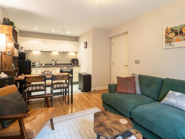 2 bedroom flat for sale