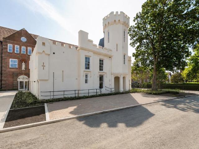 2 bedroom flat for sale