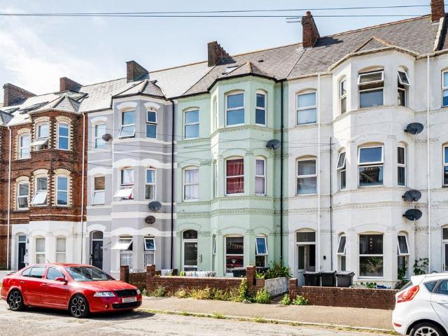 2 bedroom flat for sale