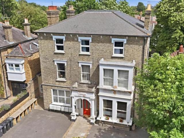 2 bedroom flat for sale