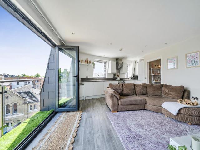 2 bedroom flat for sale