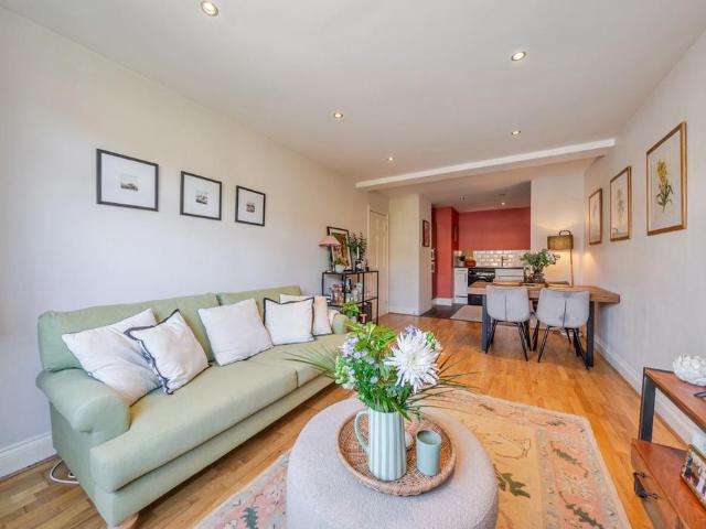 2 bedroom flat for sale