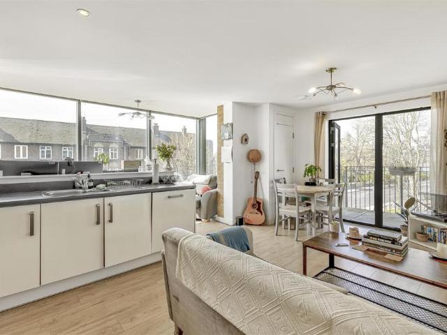 2 bedroom flat for sale