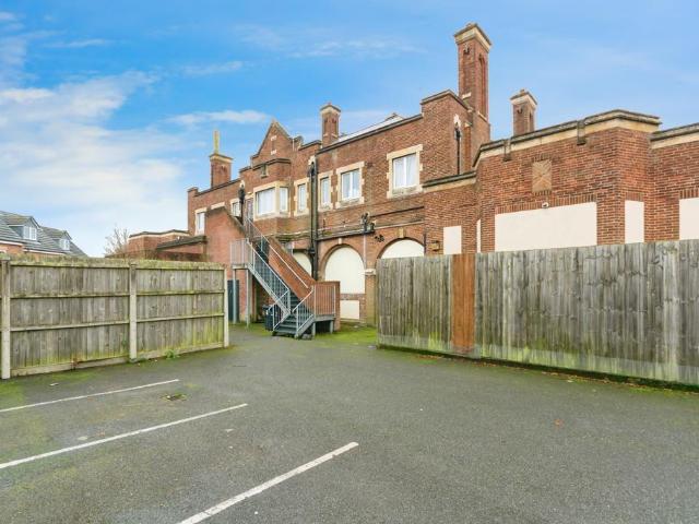 2 bedroom flat for sale