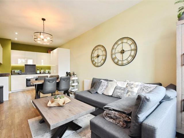 2 bedroom flat for sale