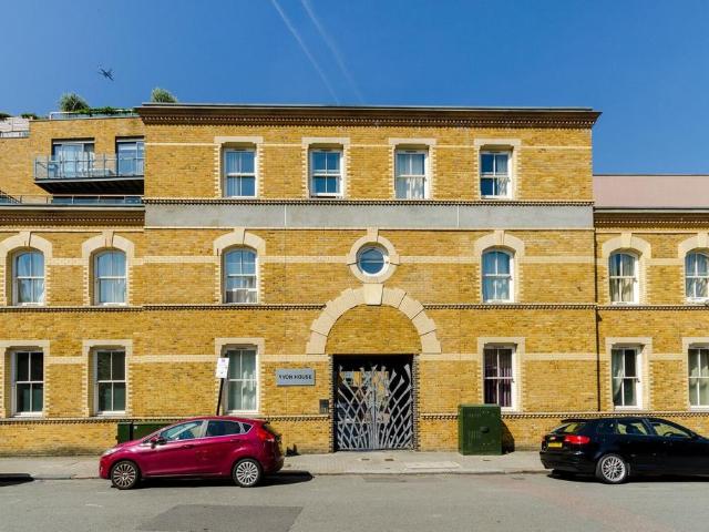 2 bedroom flat for sale