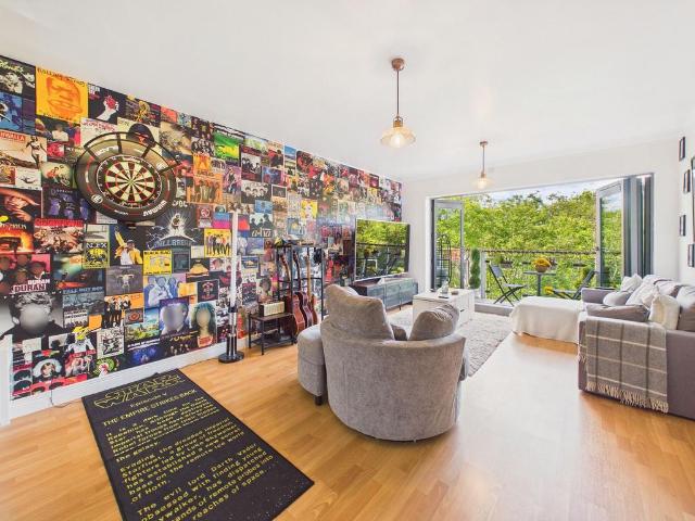 2 bedroom flat for sale