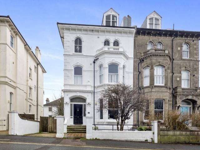 2 bedroom flat for sale