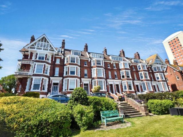 3 bedroom flat for sale
