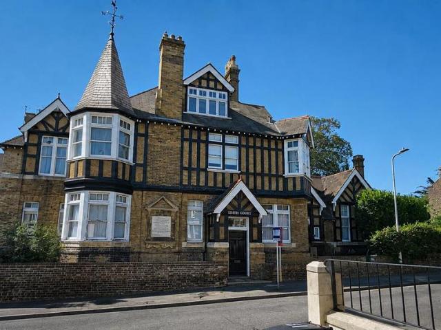 2 bedroom flat for sale