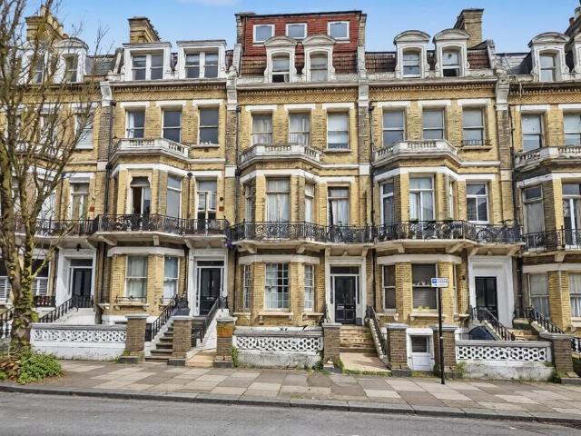 2 bedroom flat for sale