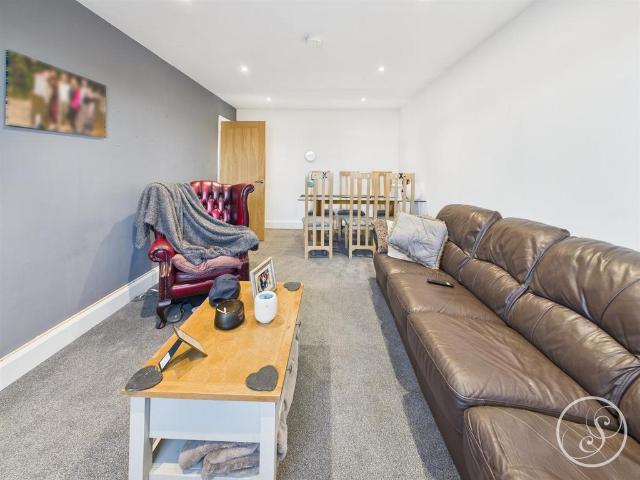 2 bedroom flat for sale