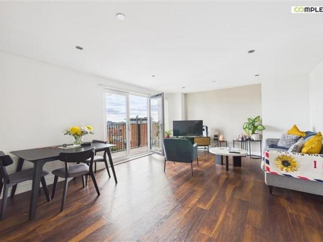 2 bedroom flat for sale