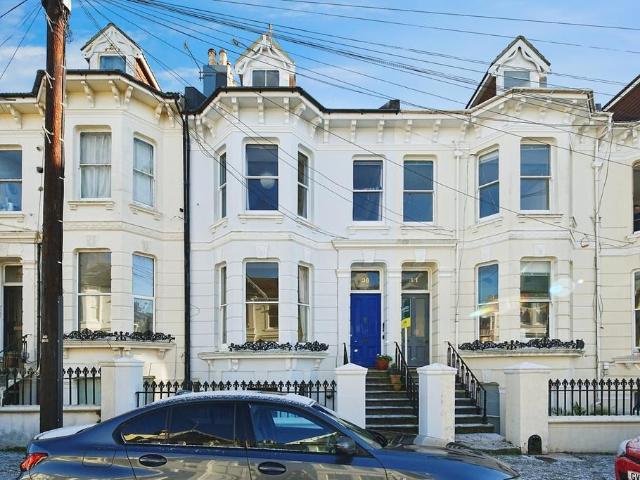 2 bedroom flat for sale