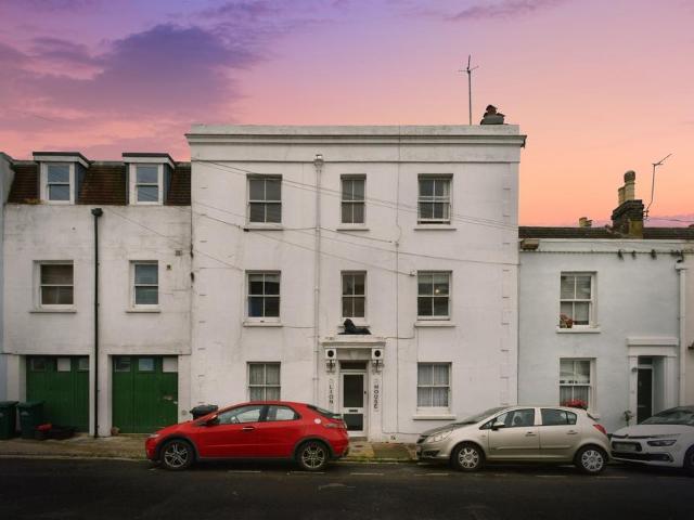 2 bedroom flat for sale