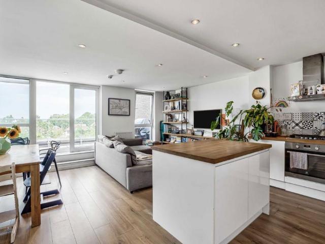 2 bedroom flat for sale