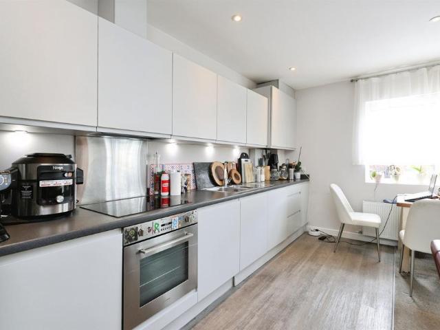 2 bedroom flat for sale
